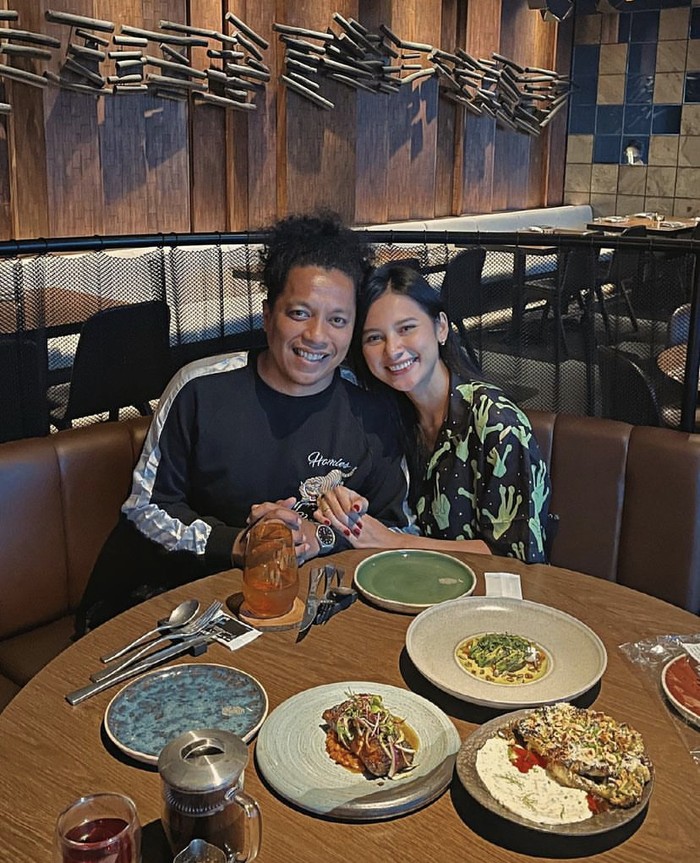 Romantisnya Arie Kriting Saat Jualan Pisang Goreng dengan Indah Permatasari