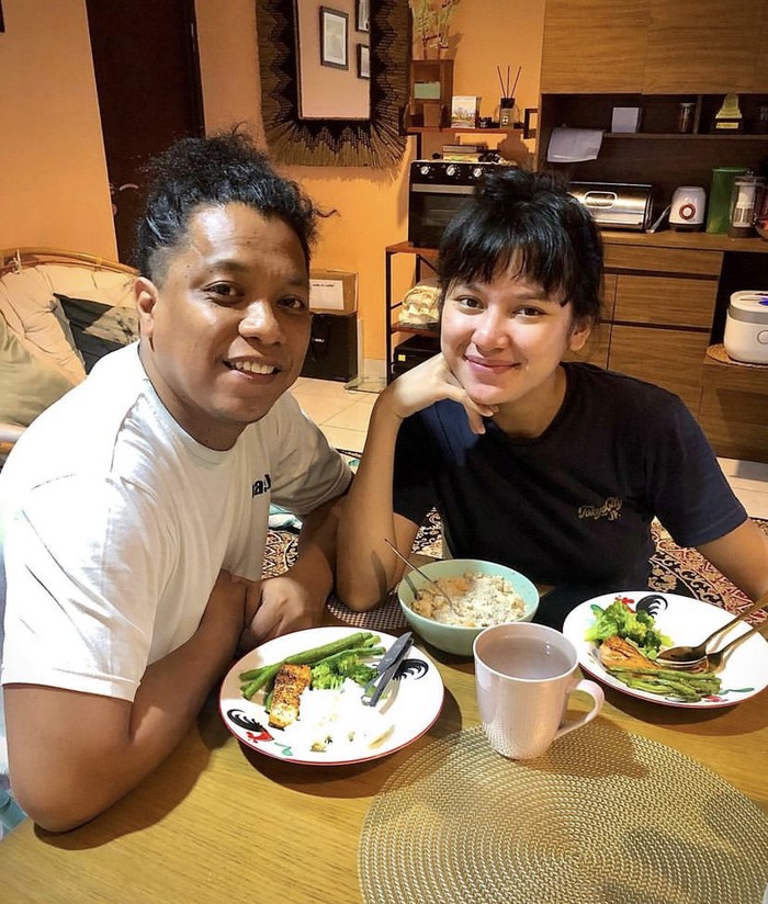 Romantisnya Arie Kriting Saat Jualan Pisang Goreng dengan Indah Permatasari