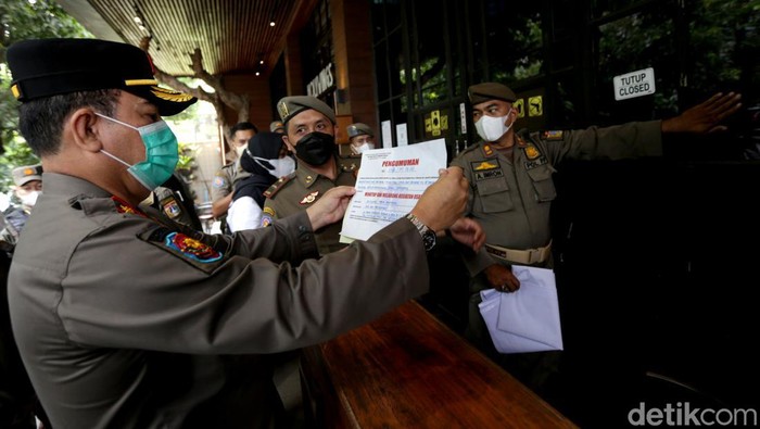 Foto-foto Holywings Mega Kuningan Disegel Satpol PP DKI Jakarta