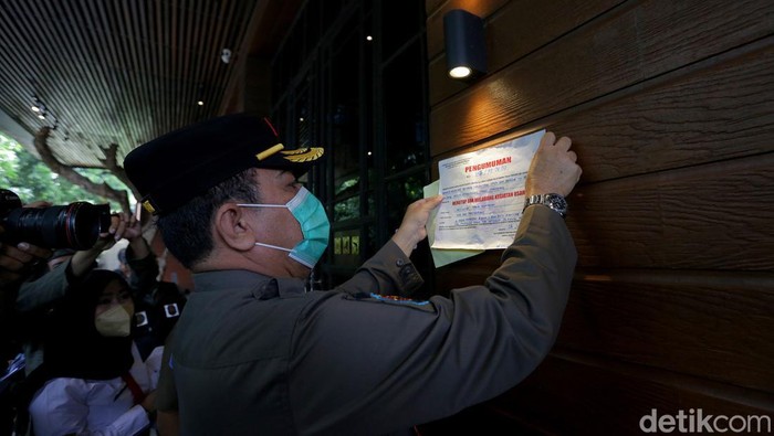 Foto-foto Holywings Mega Kuningan Disegel Satpol PP DKI Jakarta