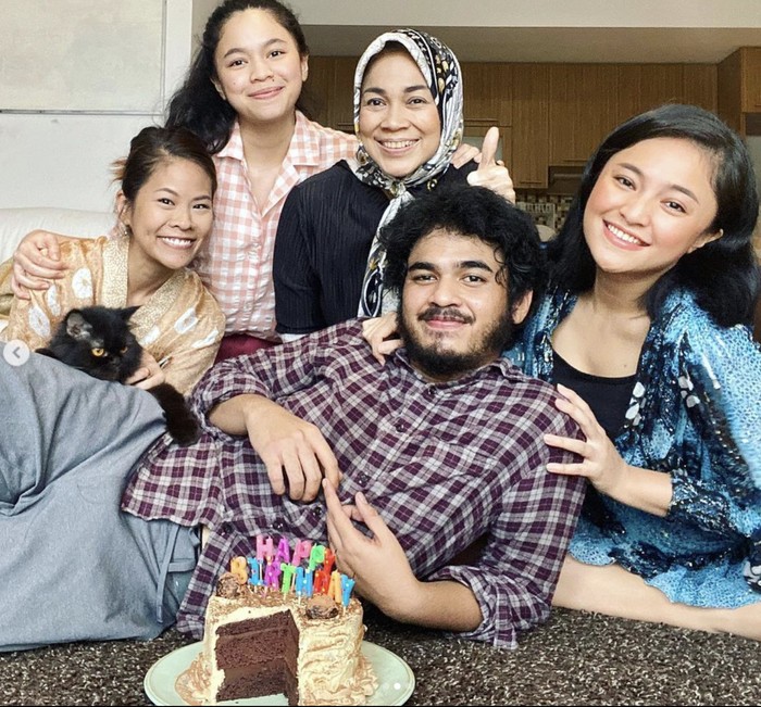 10 Momen Alyssa, Adik Marshanda Saat Asyik Kulineran