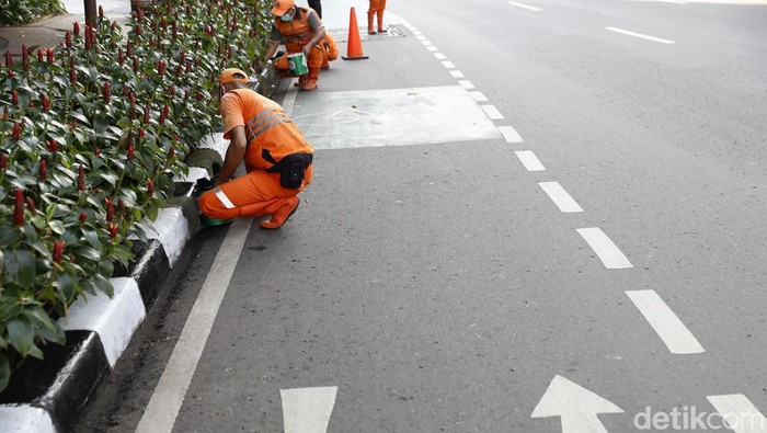 Separator Jalan Melawai Dipercantik