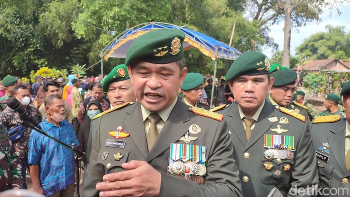 Pangkostrad Pimpin Upacara Pemakaman Pratu Beryl yang Gugur Ditembak KKB Pangkostrad Pimpin Upacara Pemakaman Pratu Beryl yang Gugur Ditembak KKB
