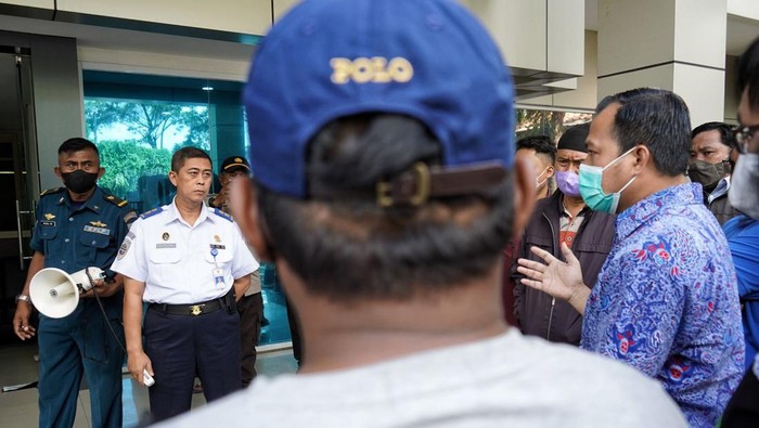 Puluhan Orang Geruduk Kantor Operasional Pelabuhan Marunda, Ada Apa? Puluhan Orang Geruduk Kantor Operasional Pelabuhan Marunda, Ada Apa?