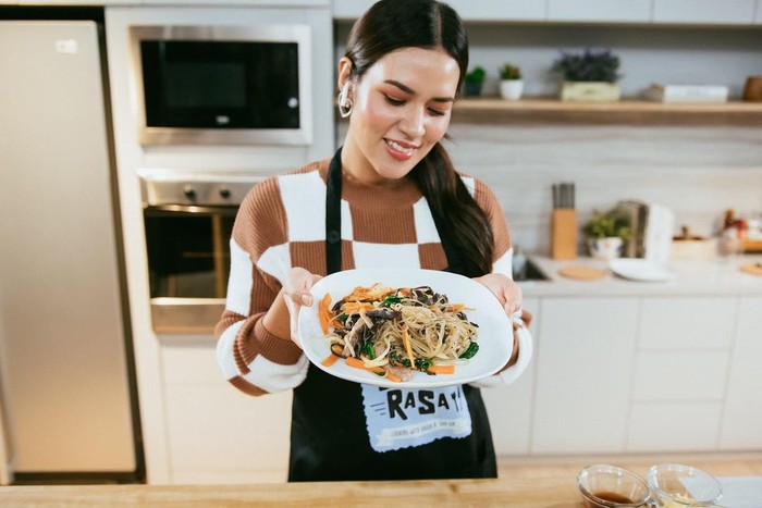 Pose Keren Raisa Saat Main Badminton dan Memasak Japchae