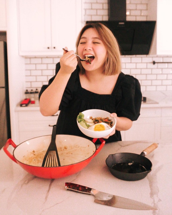 Devy Anastasia, Jebolan MCI yang Hobi Cicipi Beragam Makanan