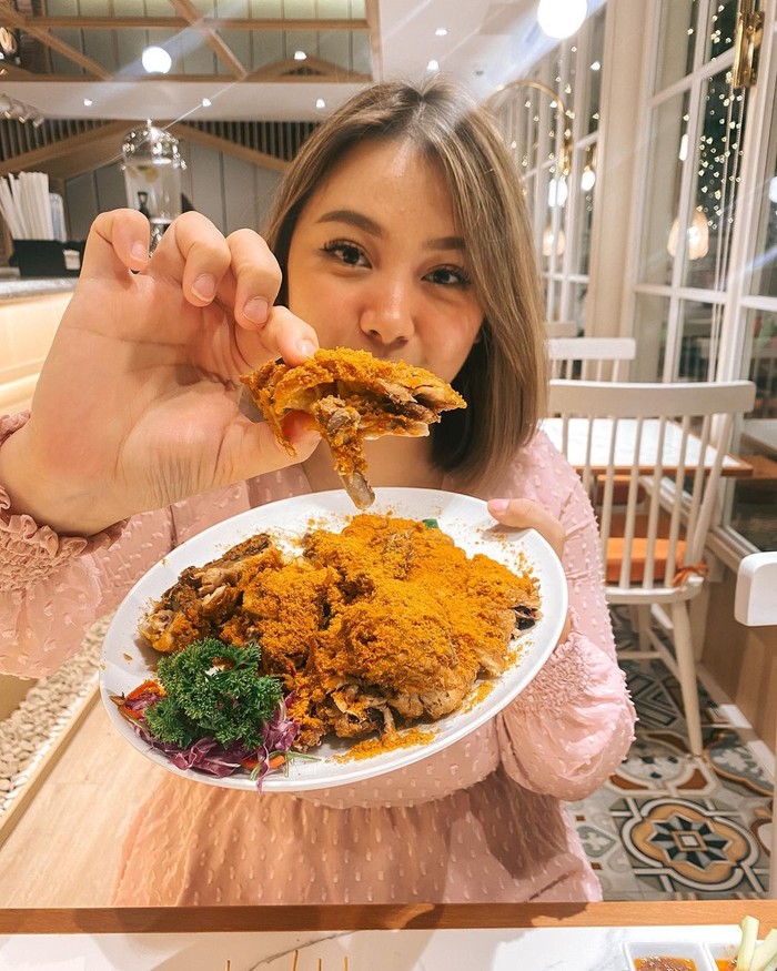Devy Anastasia, Jebolan MCI yang Hobi Cicipi Beragam Makanan