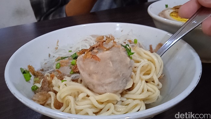 Bakso Gepeng Langganan Artis yang Bisa Habsikan 25 Kg Daging Sehari!