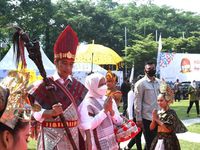 Jokowi Diberi Tongkat Raja Batak Toba di Medan, Ini Maknanya