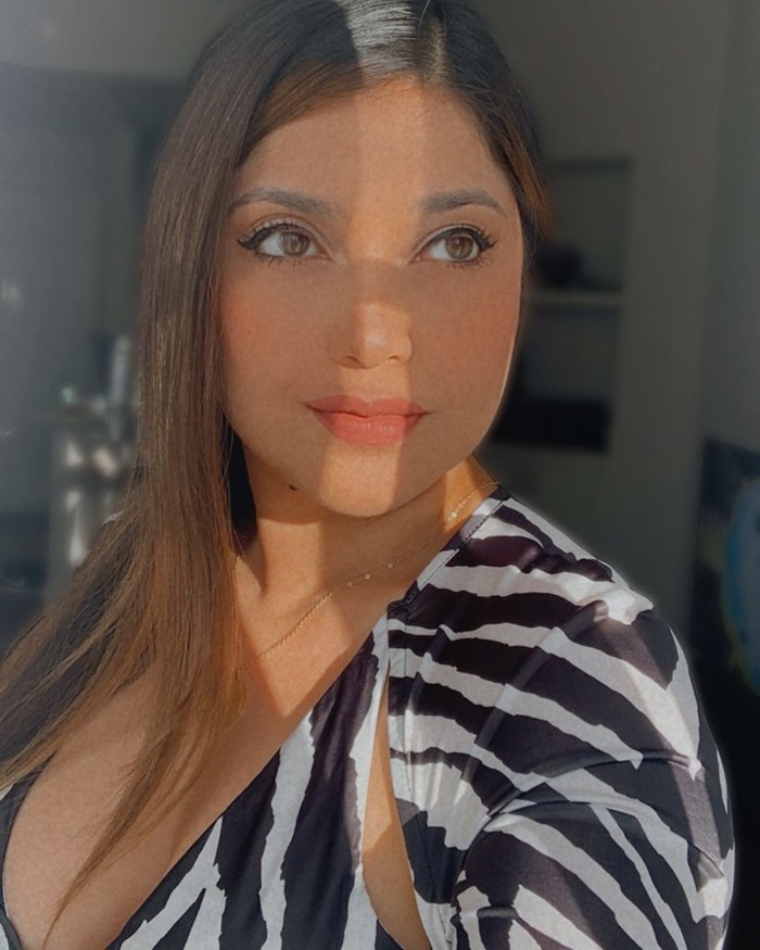 Potret Sarah Azhari yang Tetap Sempurna di Usia 45 Tahun