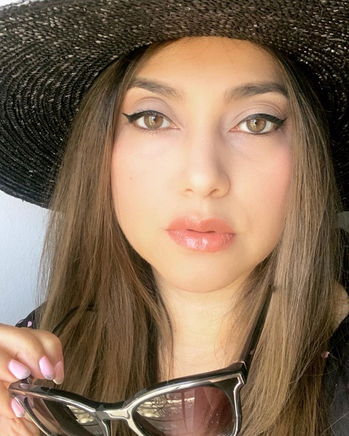 Potret Sarah Azhari yang Tetap Sempurna di Usia 45 Tahun