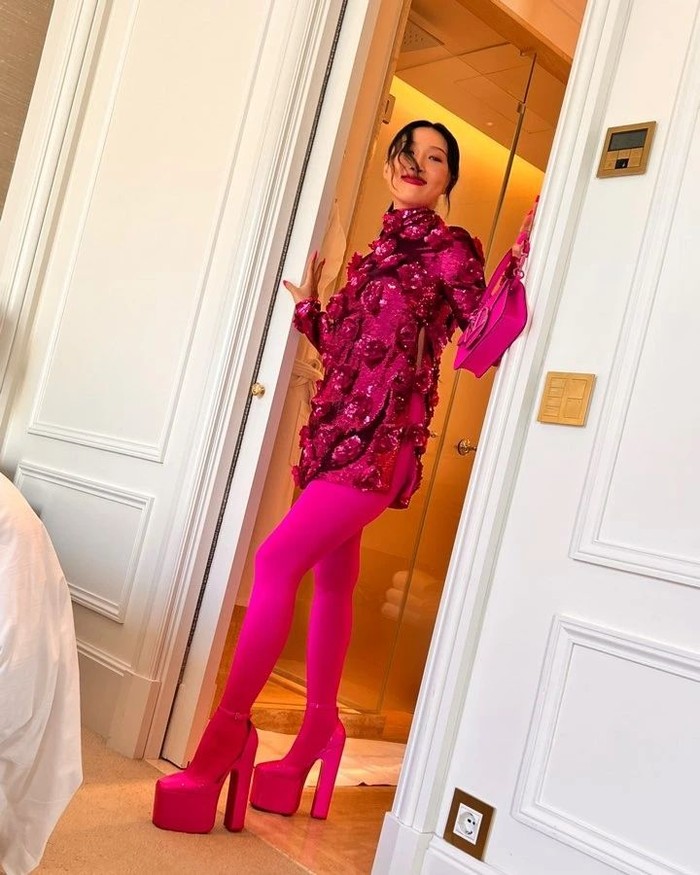 Serba Pink! Hwasa MAMAMOO Curi Perhatian di Roma