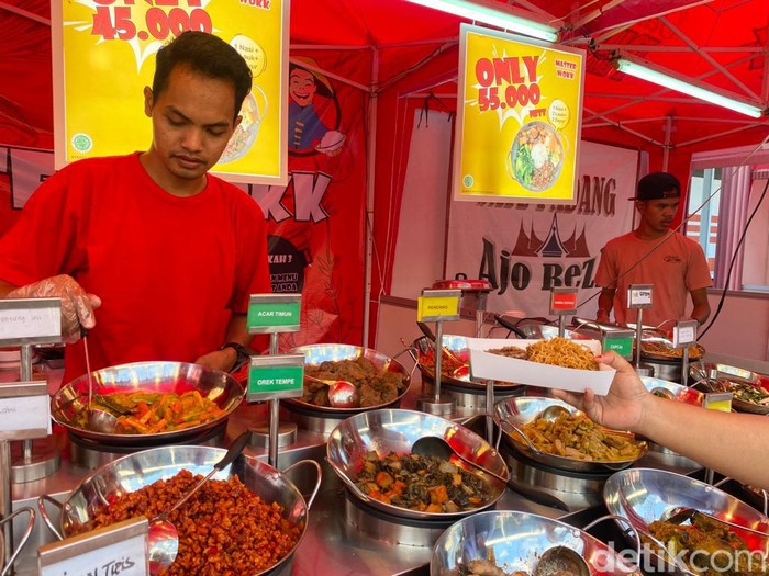 Kalau Sore Ini ke PRJ, Jangan Lupa Jajan Tteokbokki dan Sate Cumi Korea