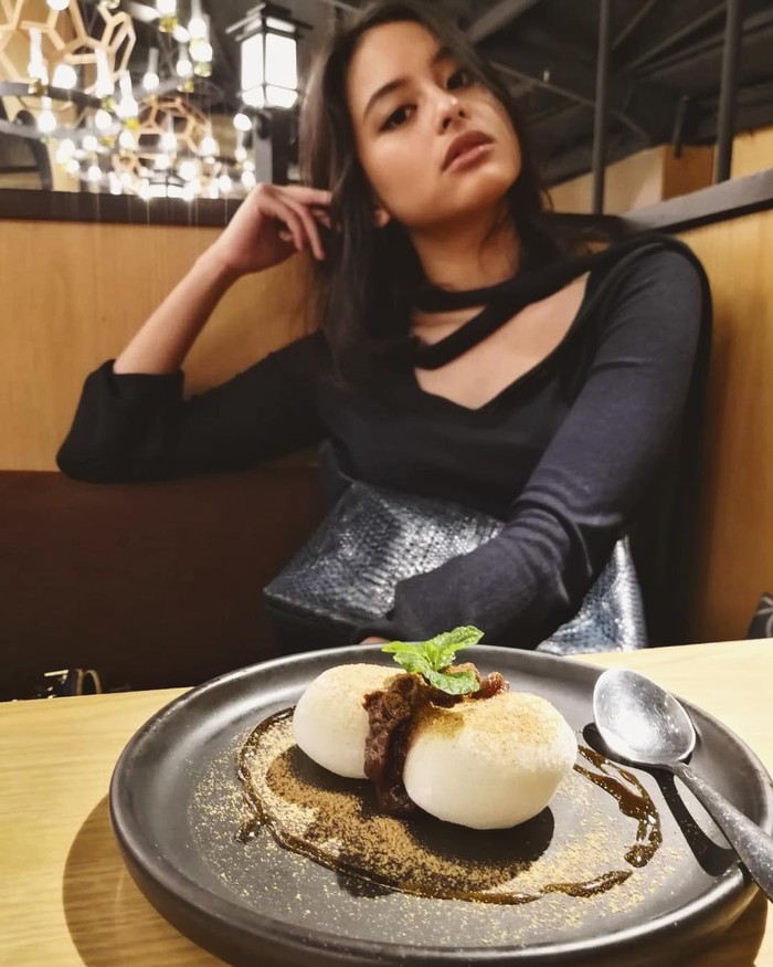 10 Potret Kulineran Amanda, Adik Maudy Ayunda yang Baru Lamaran