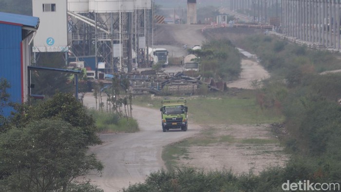 Melihat Aksi Kereta Pemasang Rel KCJB di Tegalluar Bandung