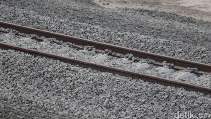 Melihat Aksi Kereta Pemasang Rel KCJB di Tegalluar Bandung