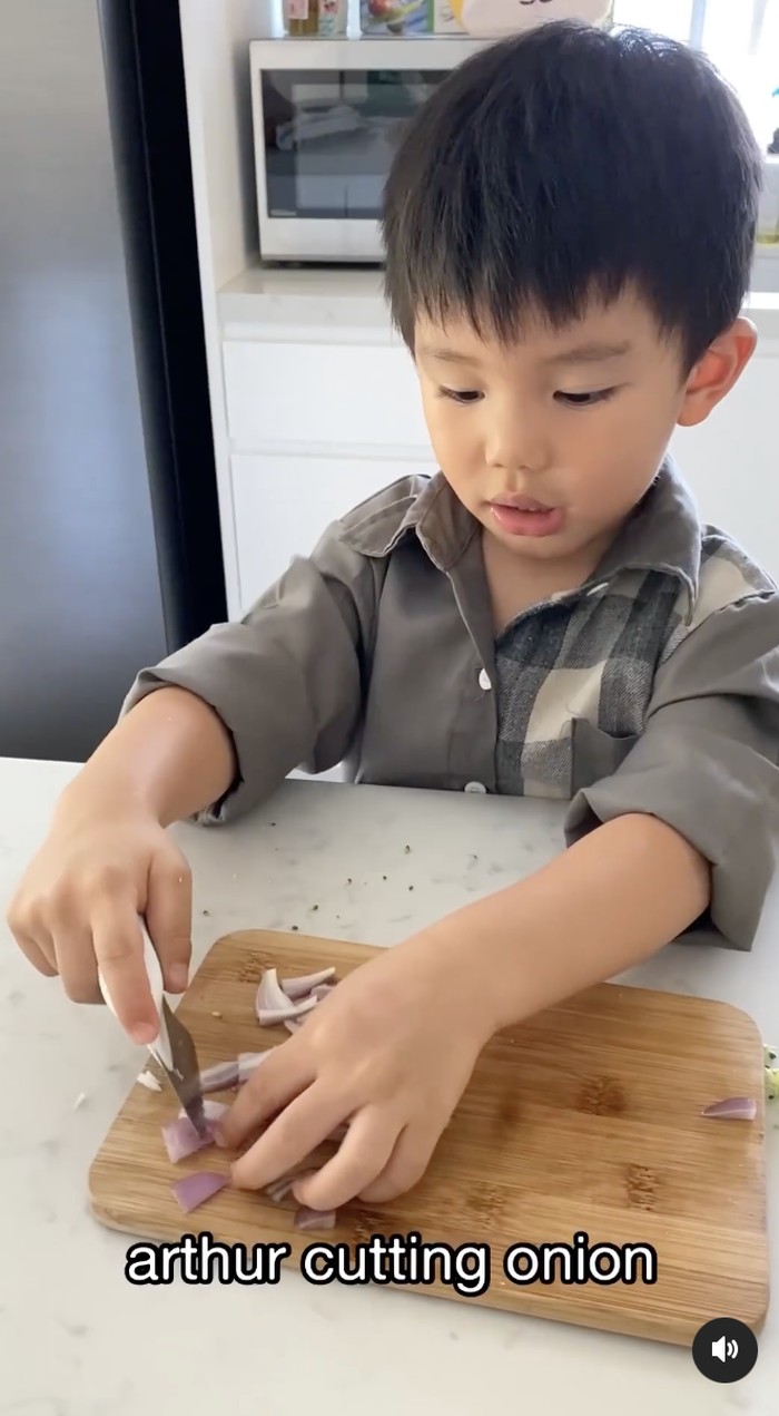 Gemas! Begini 10 Gaya Arthur, Anak Chef Arnold Saat Masak
