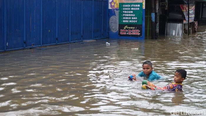 Potret Keceriaan Anak-anak Bermain Banjir di Ciledug