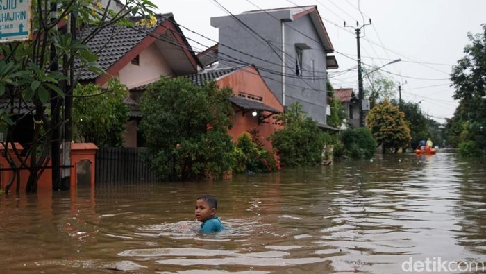 Potret Keceriaan Anak-anak Bermain Banjir di Ciledug
