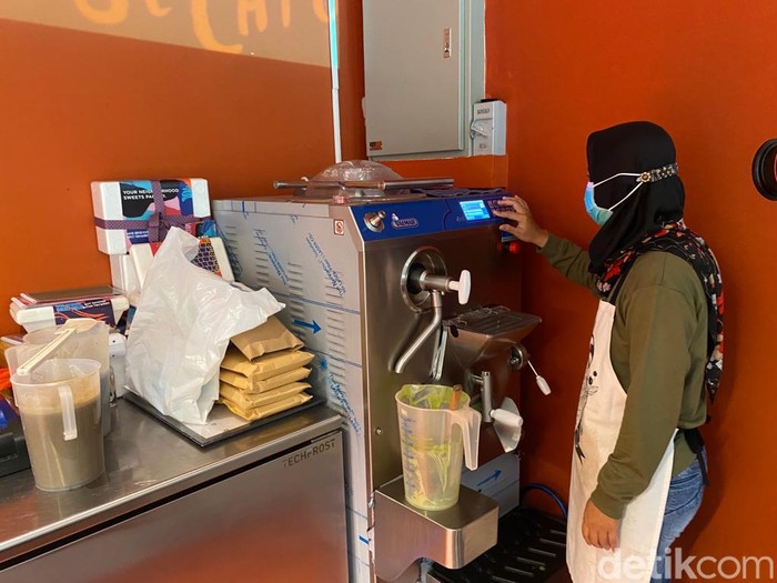 Ada Gelato Kastengel dan Teh Botol yang Manis Gurih di Kafe Ramah Anabul