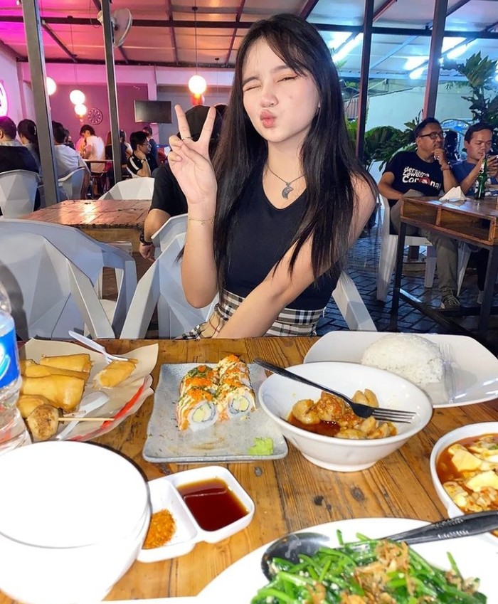 Potret Selebgram Kienzy yang 'Sentil' Hotman Paris Saat Jajan di Kaki Lima