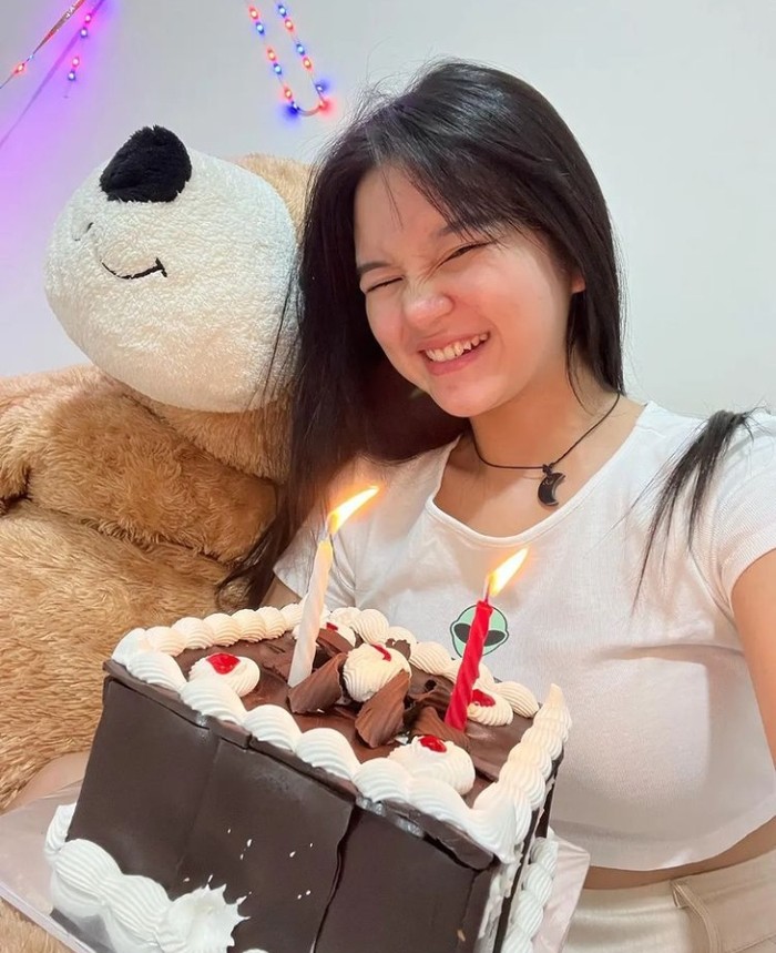 Potret Selebgram Kienzy yang 'Sentil' Hotman Paris Saat Jajan di Kaki Lima