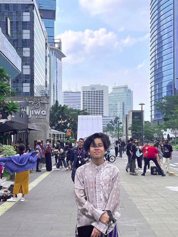 Potret Outfit Beda 4 Cowok Gen Halilintar di Sudirman Bareng Bocah ...