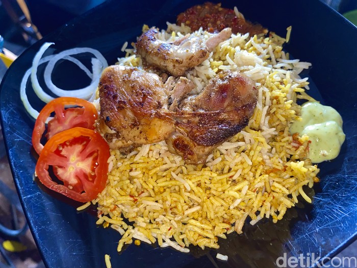 Orang Pakistan Asli Ini Jual Nasi Kebuli Enak Pakai Gerobak di Kalibata