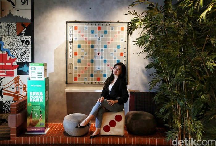 Potret Monna Frans, Aspri Hotman Paris Mualaf