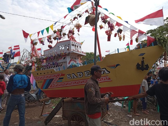 Potret Sedekah Laut di Desa Citemu Cirebon, Meriah Banget!