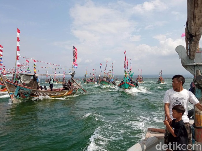 Potret Sedekah Laut di Desa Citemu Cirebon, Meriah Banget!