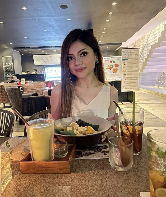 Gaya Ngopi Monna Frans Bareng Hotman Paris yang Menarik Perhatian