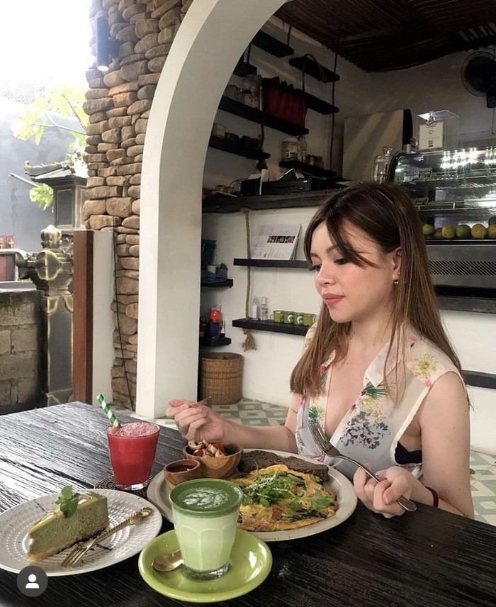 Gaya Ngopi Monna Frans Bareng Hotman Paris yang Menarik Perhatian