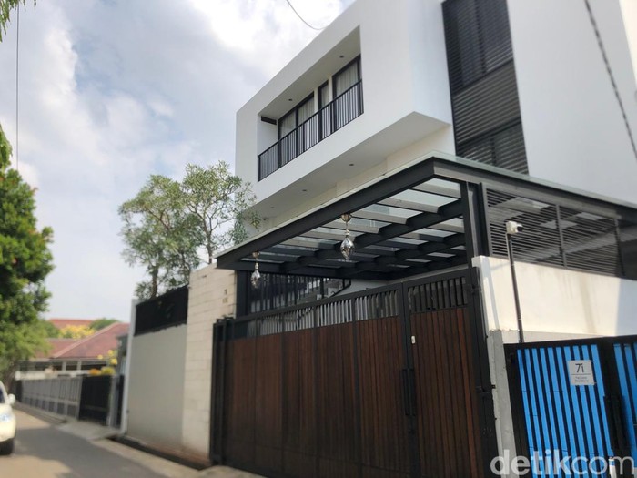 Suasana Rumah Nikita Mirzani Usai Dipulangkan dari Polres Serang Kota Suasana Rumah Nikita Mirzani Usai Dipulangkan dari Polres Serang Kota