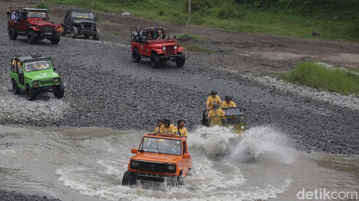 Serunya Main Basah-basahan dengan Wisata Jip Lereng Merapi