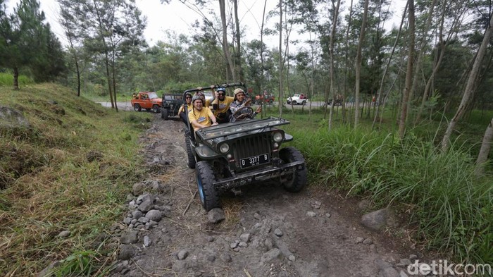 Serunya Main Basah-basahan dengan Wisata Jip Lereng Merapi