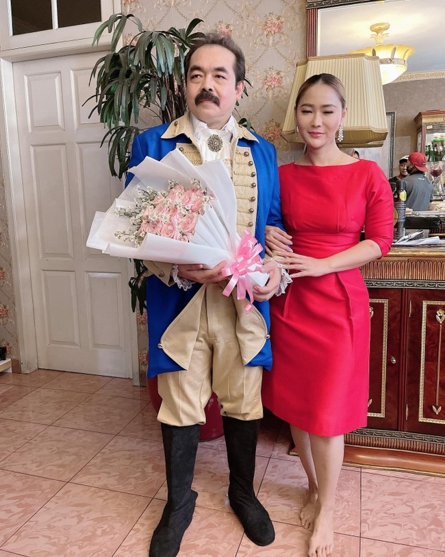 8 Foto Adam Suseno Suami Inul Cosplay Jadi Peri Cinta Hingga Minion, Kocak!