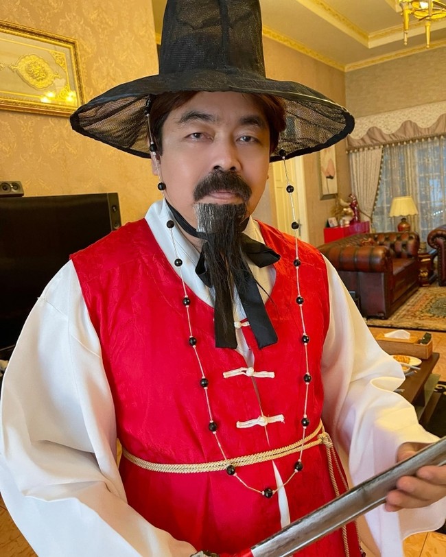 8 Foto Adam Suseno Suami Inul Cosplay Jadi Peri Cinta Hingga Minion, Kocak!