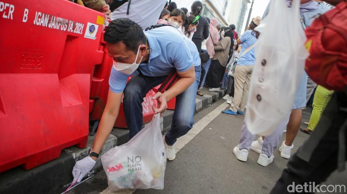 Saat Cinta Laura Mungut Sampah di Citayam Fashion Week