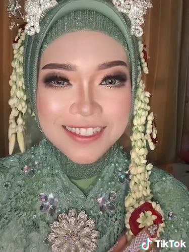 Cerita di Balik Viral Pengantin Dandan Sendiri karena MUA Lupa Datang Cerita di Balik Viral Pengantin Dandan Sendiri karena MUA Lupa Datang