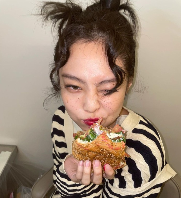 10 Potret Jennie BLACKPINK Jadi Bintang Iklan Soju dan Makan Es Krim