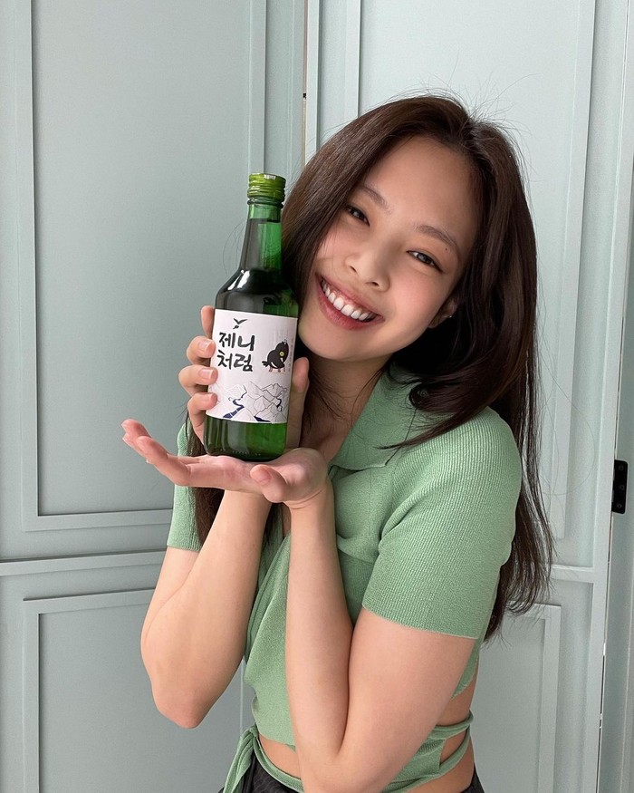 10 Potret Jennie BLACKPINK Jadi Bintang Iklan Soju dan Makan Es Krim