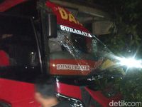 Adu Banteng Bus Vs Mobil Pribadi di Pantura Kudus