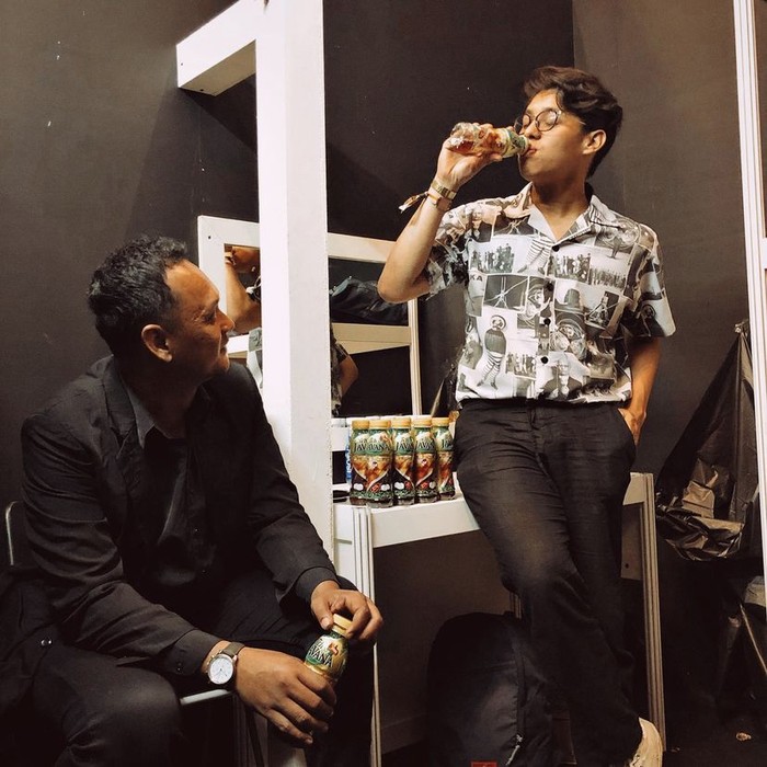 Ini Gaya Ardhito Pramono Saat Ngopi dan Cicip Lemon Tea