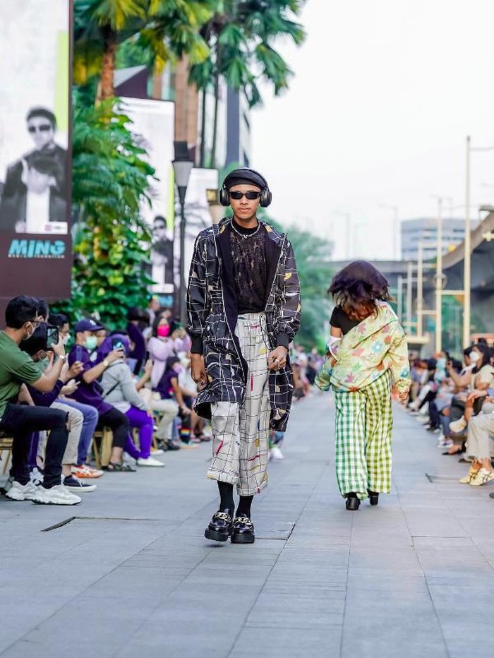 Bonge Cs Catwalk Bareng Model Pro hingga Muncul di Videotron