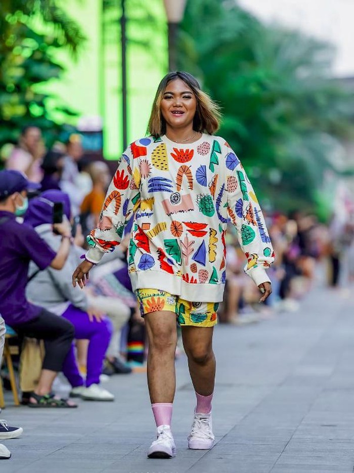 Bonge Cs Catwalk Bareng Model Pro hingga Muncul di Videotron