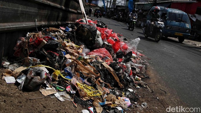Jorok! Pinggiran Jalan Citayam Ini Dipenuhi Sampah, Bau dan Kotor