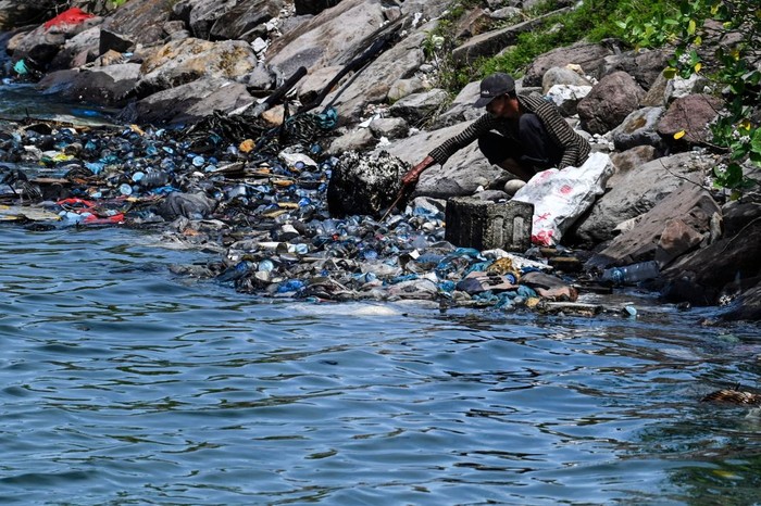 Duh... Pelabuhan di Aceh Ini Dikotori Sampah Plastik dan Limbah Minyak