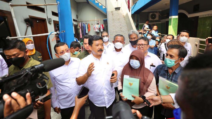 Momen Menteri ATR Keluar Masuk Gang Bagi-bagi Sertifikat Tanah