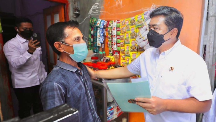 Momen Menteri ATR Keluar Masuk Gang Bagi-bagi Sertifikat Tanah